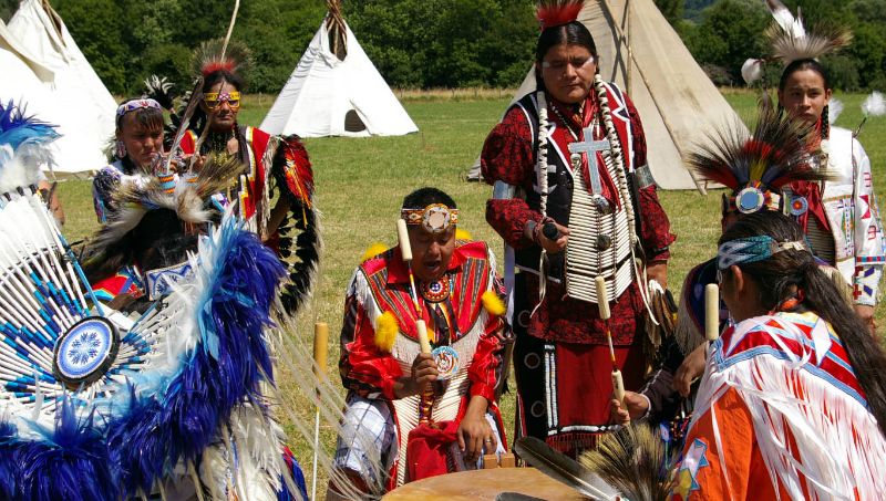 Des Amérindiens: Mohawks du Québec et Tekos de Guyane pour le POW WOW d ...