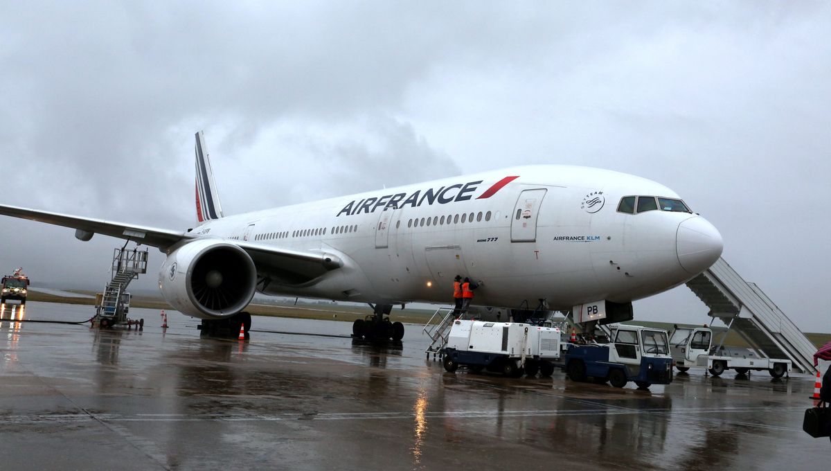 Après 80 heures de galère, les passagers du Paris-Shanghaï d'Air France ...