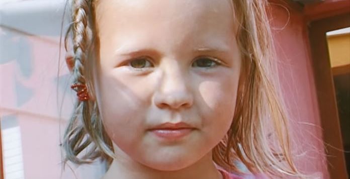 Angèle ressort des vidéos de son enfance pour le clip “Flou”