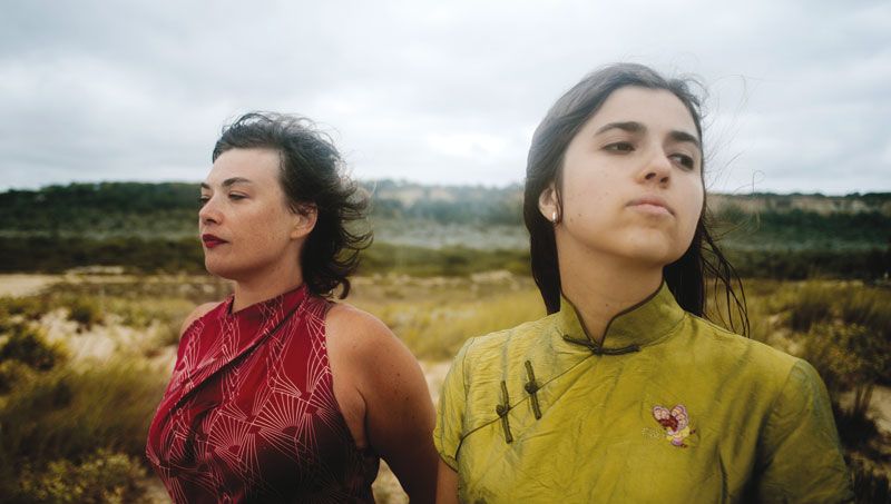 Le duo Birds On A Wire dévoile sa belle complicité sur "La Marelle"