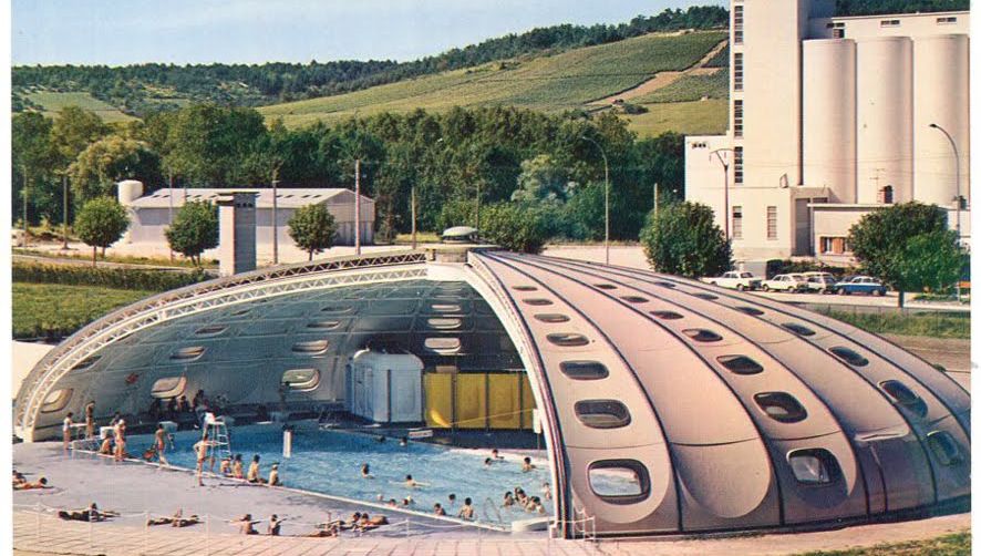 Histoire de la piscine : comment est née la nage en boîte