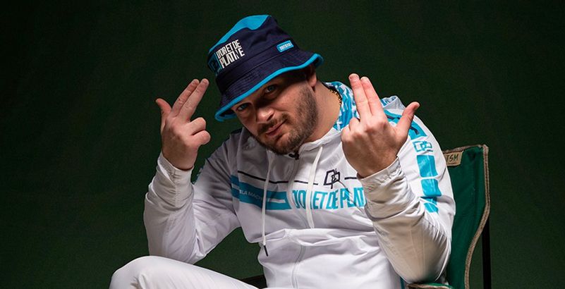 Jul décroche son 15ème disque de platine en solo avec "Loin du monde"