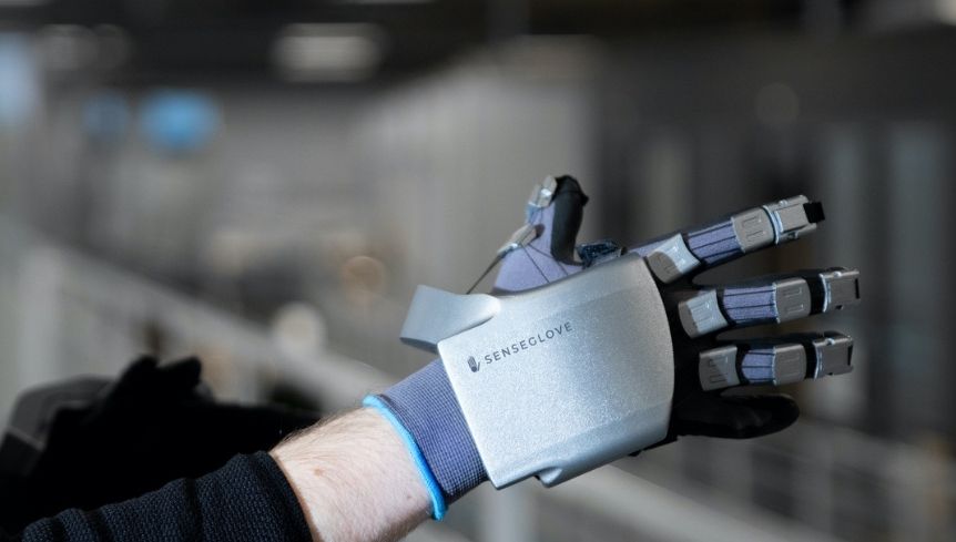 Les nouveaux gants haptiques de SenseGlove utilisés dans la santé.