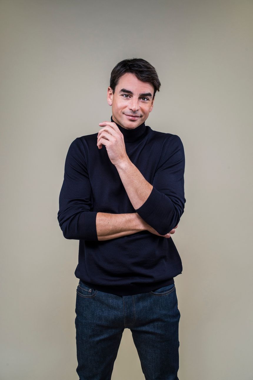 Julien Bugier, aux commandes du 13h de France 2. Pépée Le Mat sur M6