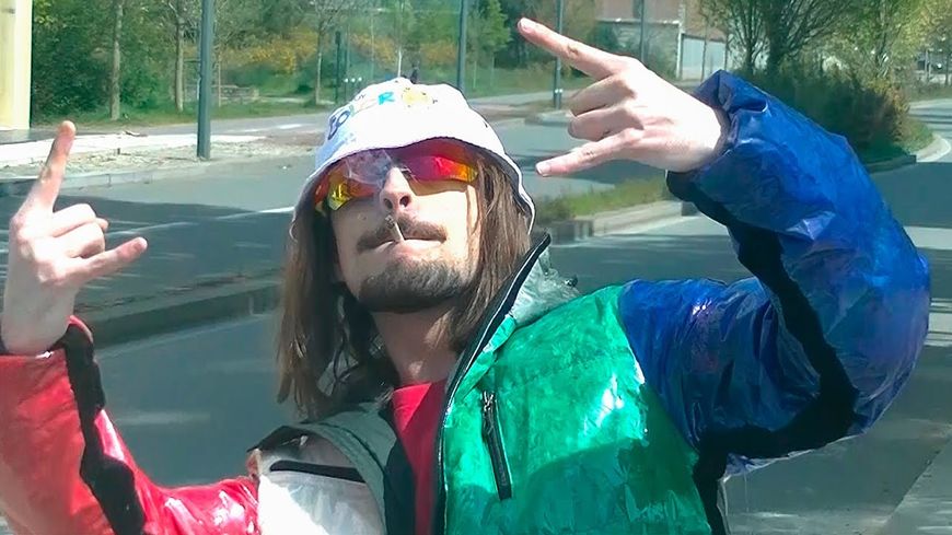 Lorenzo fouette le rap français dans le clip "Légende Vivante"