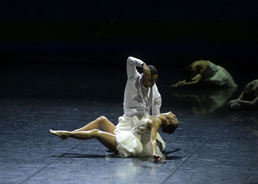 Le lac des cygnes par Angelin Preljocaj au Théâtre National de la danse Chaillot du 10 au 26 ...