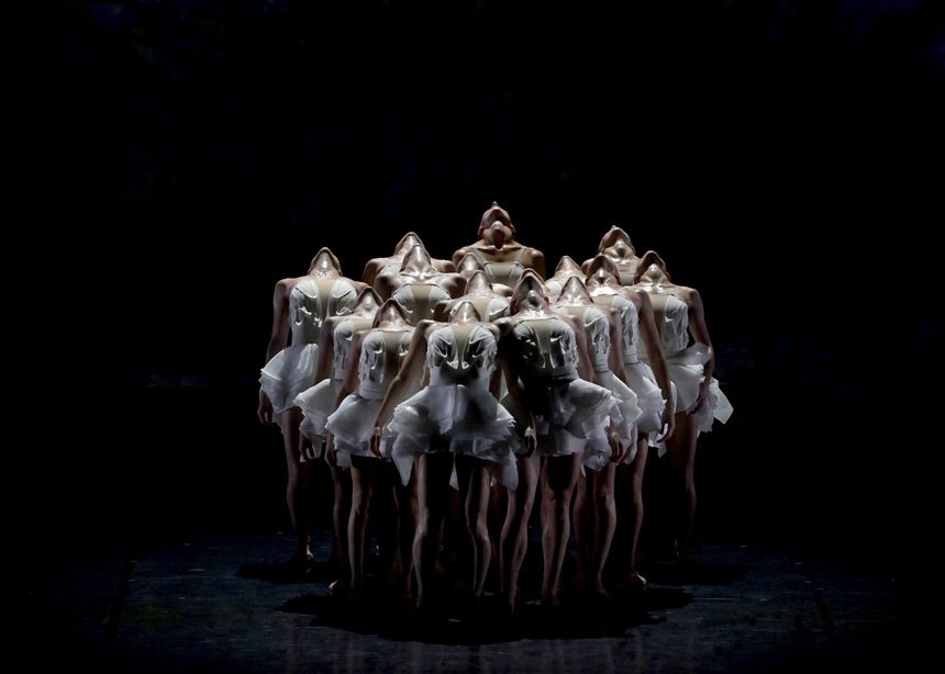 Le lac des cygnes par Angelin Preljocaj au Théâtre National de la danse Chaillot du 10 au 26 ...