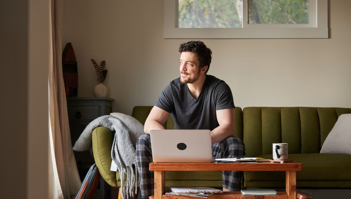 Pratiquer le télétravail en portant un pyjama n’empêche pas d’être ...